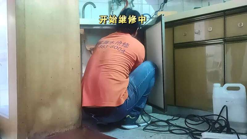 一天漏掉2吨水,老旧小区家里埋地铁管漏水,师傅铁管漏水也能修