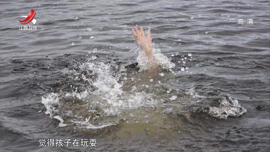 夏季溺水事故多发 落水后该如何正确自救?消防员水中示范教学