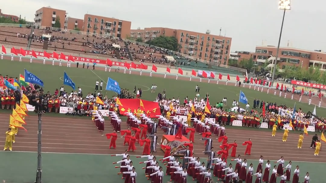 又是别人家的学校!运动会开场舞《沧海一声笑》,整齐度给满分!