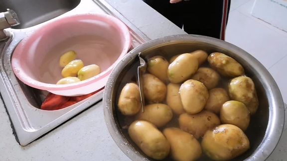 QQ妈去姨奶奶家帮做旋转土豆,大家会做吗