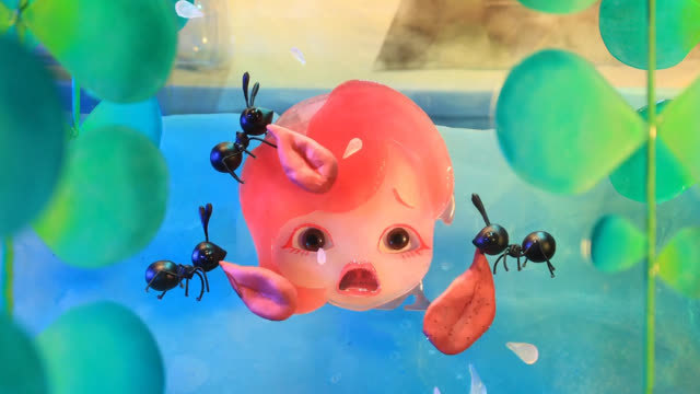 女孩被同事做成糖果压缩包,结果味道太难吃,连蚂蚁都嫌弃