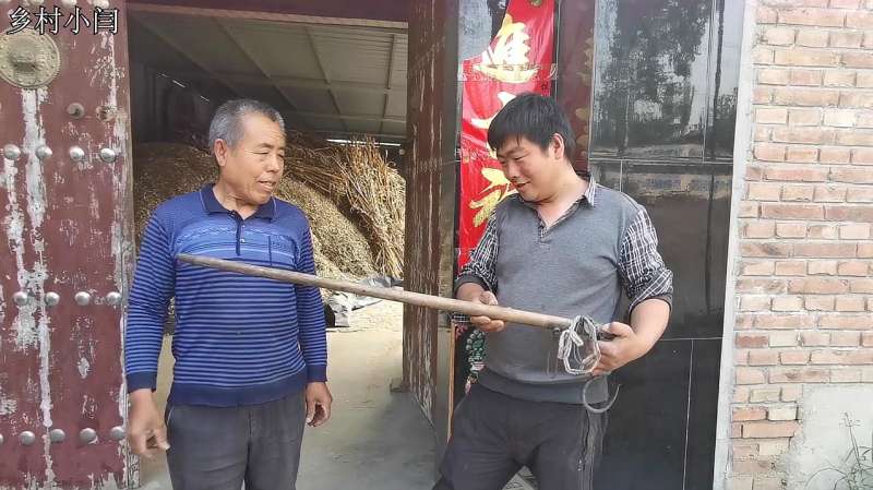 小伙花100元回收百年檀木秤杆,真是捡了大漏,做成手串价值翻倍
