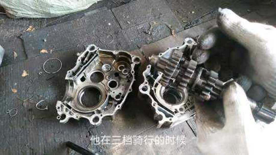 摩托车档位齿轮有一个坏了,千万不要凑活着用,不然会损失更大