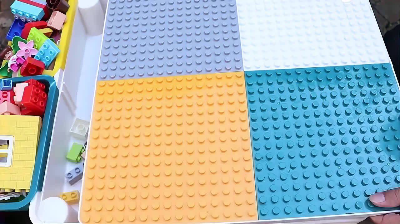 姐妹俩用积木桌搭建巨型城堡,有模有样,非常精致