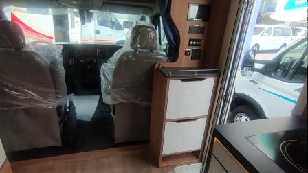 依维柯云游房车双拓展车型,6座布局空间大