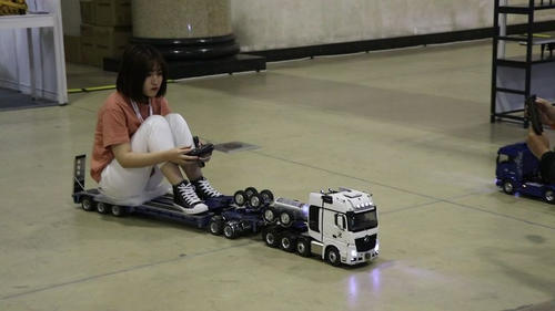 不大的拖车模型,竟然可以直接拖着人跑