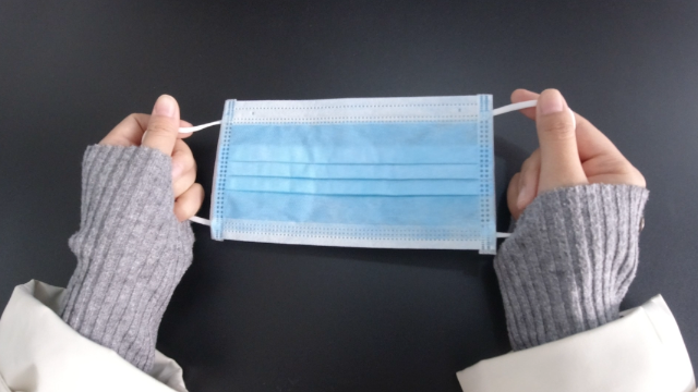 我才知道,这才是正确戴口罩的方法,很多人一直戴错了,都学学