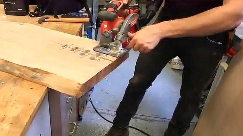 厉害了中国制造,一块开裂的木板硬是被改造成木桌,服气了