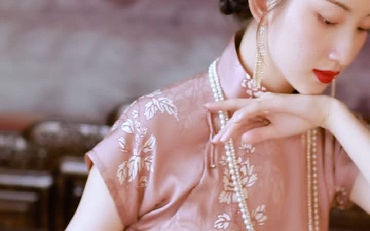 “含露仙姿近玉莹,翻堦美态醉红妆。”好喜欢这款旗袍,衬的肤色都...