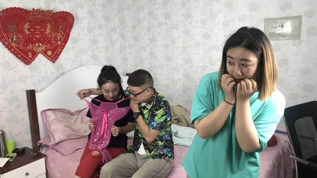 新婚清晨,婆婆来叫小夫妻起床,结局门没反锁,婆婆推开门后懵了