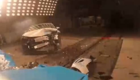 汽车碰撞测试:大众POLO偏置碰撞测试,谁说两厢车不安全了?