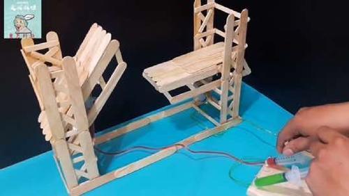 如何用雪糕棒和注射器制作液压升降桥模子#用废品制作创意手工