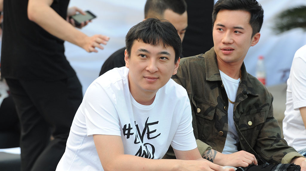 王思聪携四个美女高调逛街 戴2000万表可抵一套房