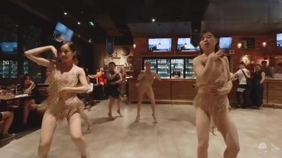 拉丁舞:什么叫女人味,最简单的舞步和扭动,也难以不啧啧称道!