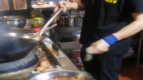 实拍湖南长沙后厨的日常工作,网友:觉得辛苦吗?
