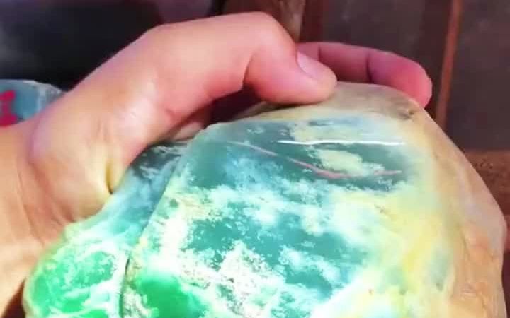 一位大姐拿出15年前价值180000的翡翠原石,没想到一刀切开。