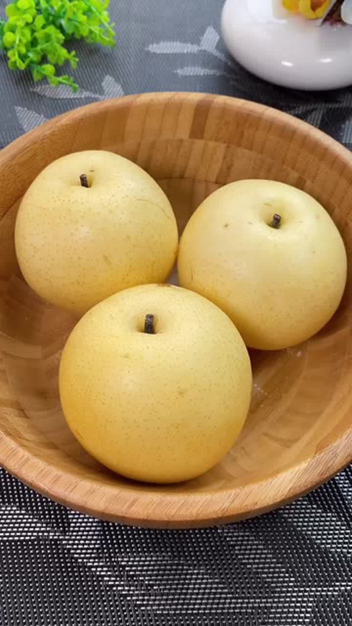 一碗冰糖炖雪梨,除了润肺,还满足你对甜品的需求!夜市
