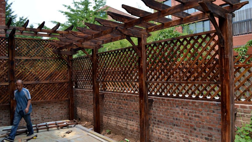 防腐碳化木花架与木围栏整体做、巧妙!亦庄庭院施工分享