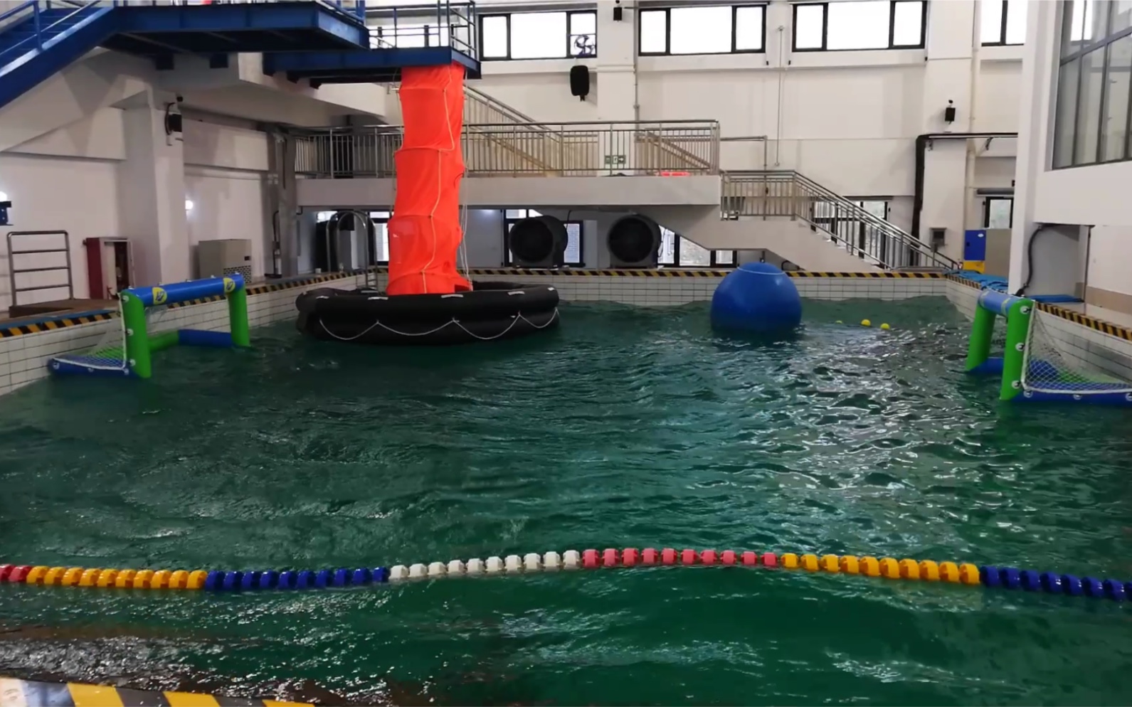 模拟海上暴风雨,视频感受不到的震撼!