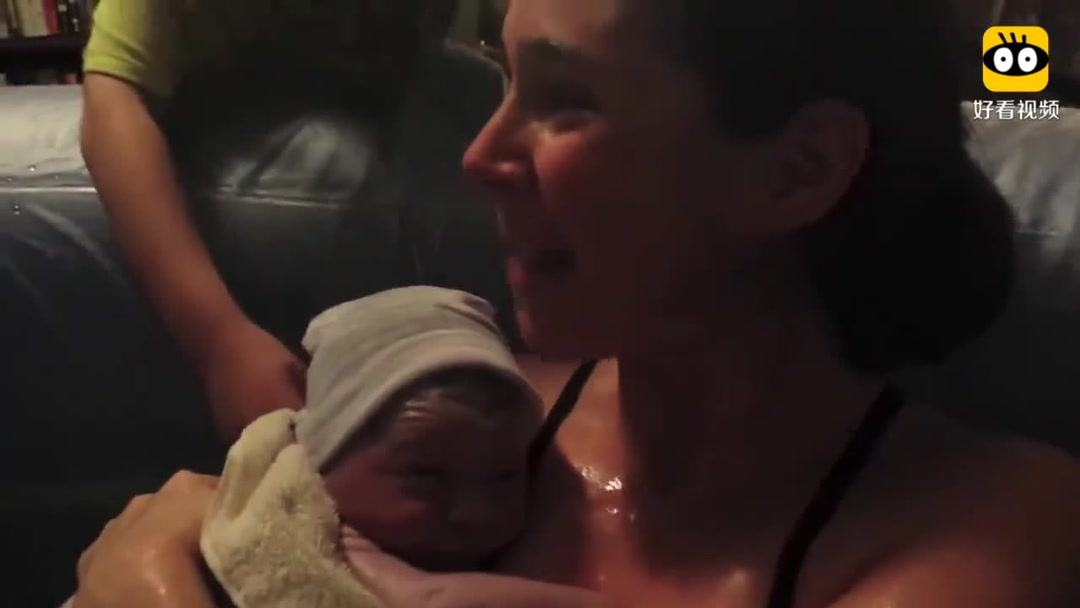 记录准妈妈在家人陪伴下的水中分娩过程,生命神奇!妈妈伟大!