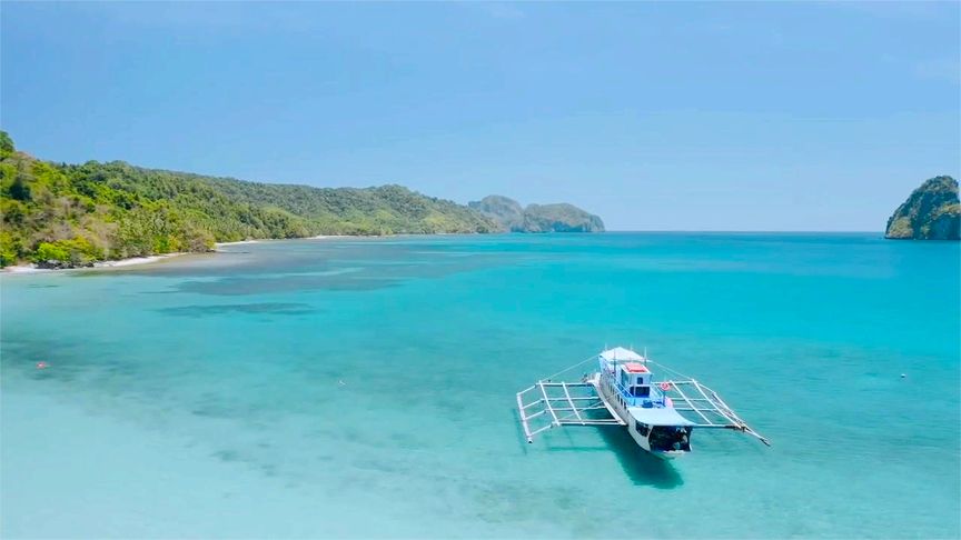 轻音乐:苍翠的群山重重叠叠,宛如海上起伏的波涛,汹涌澎湃。