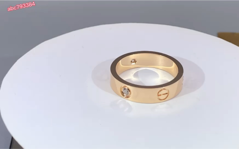 小江珠宝定制:给大家分享一下卡地亚三钻18k玫瑰金经典款戒指!