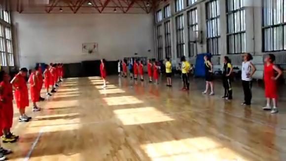 中学生体育课热身活动 !