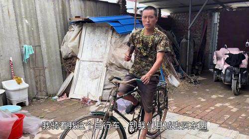 农民给自行车改装涡轮增压,后面安装一个大风扇,车速立马提升了