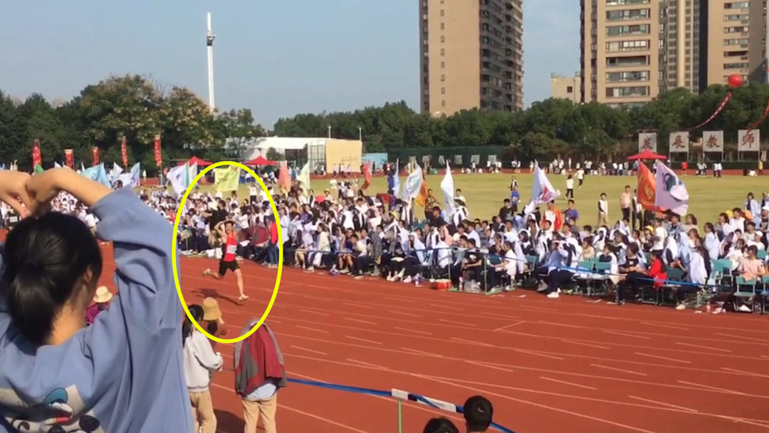 参加个运动会也被塞狗粮?运动会上秀恩爱的瞬间,网友:我酸了