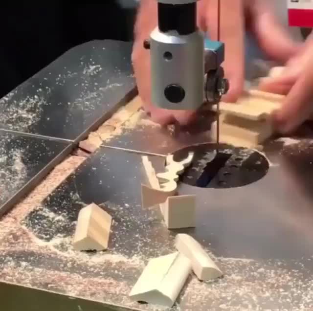 ...改变世界Just do it! 一台曲线锯加一块木头三下两下出来一只漂亮驯鹿