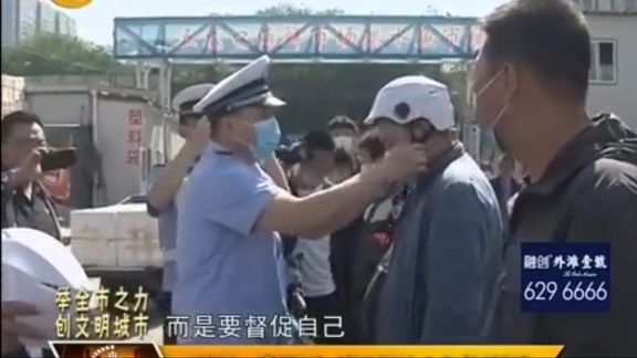 太原交警开展宣传活动,现场发放安全头盔,提高市民自我保护意识