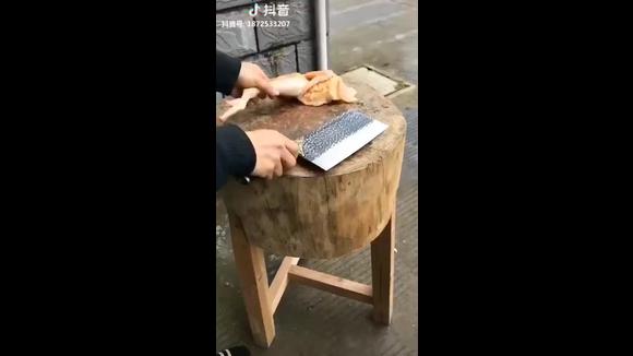 “鱼跃龙门”锤纹斩切两用刀