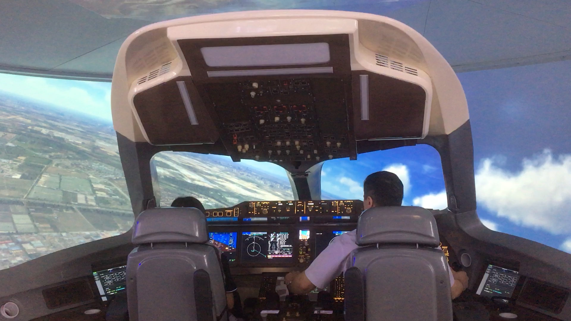 航展中国商飞C919客机飞行模拟舱3分钟飞行体验