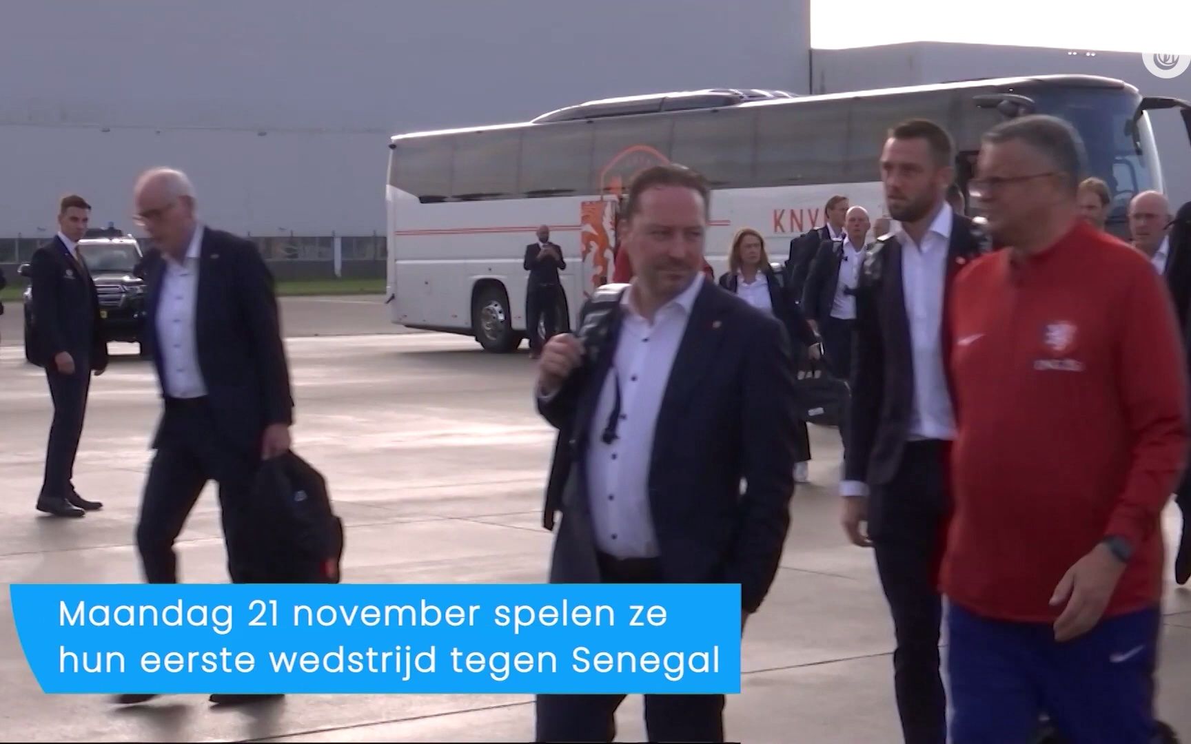 人高马大!【卡塔尔世界杯】荷兰队搭机前往߇�߇