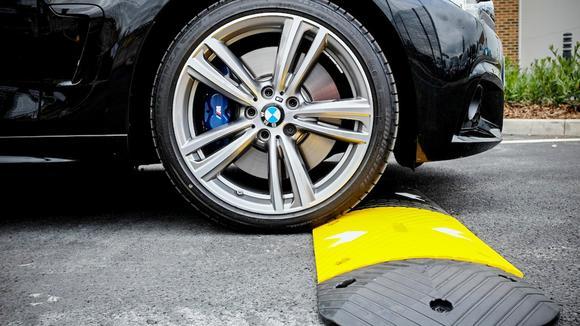 汽车停下来为什么总是有一个顿挫感?这其中的原理是什么