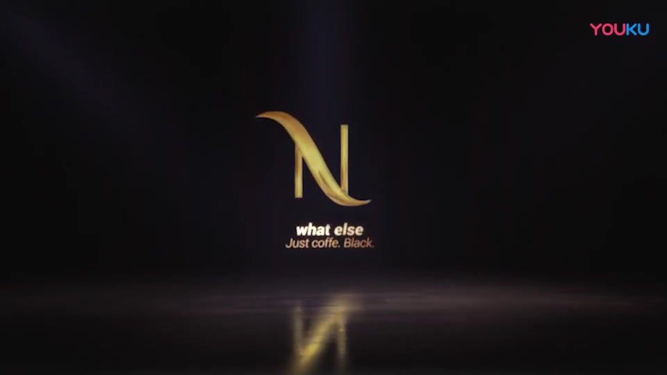 红色舞台幕布拉开,聚光灯下的光泽质感标志特效AE模板