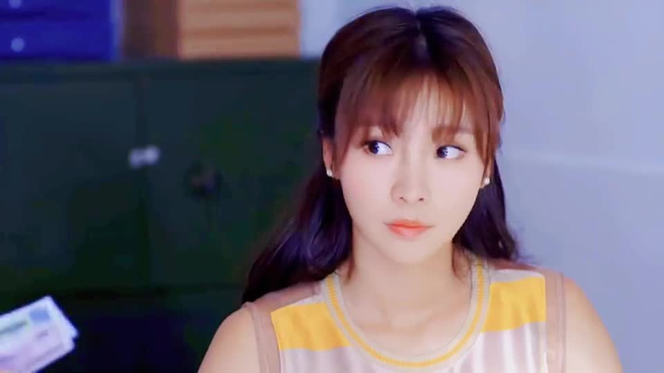 会计看不起清洁工 ,克扣人家工资,下一秒就遭报应了