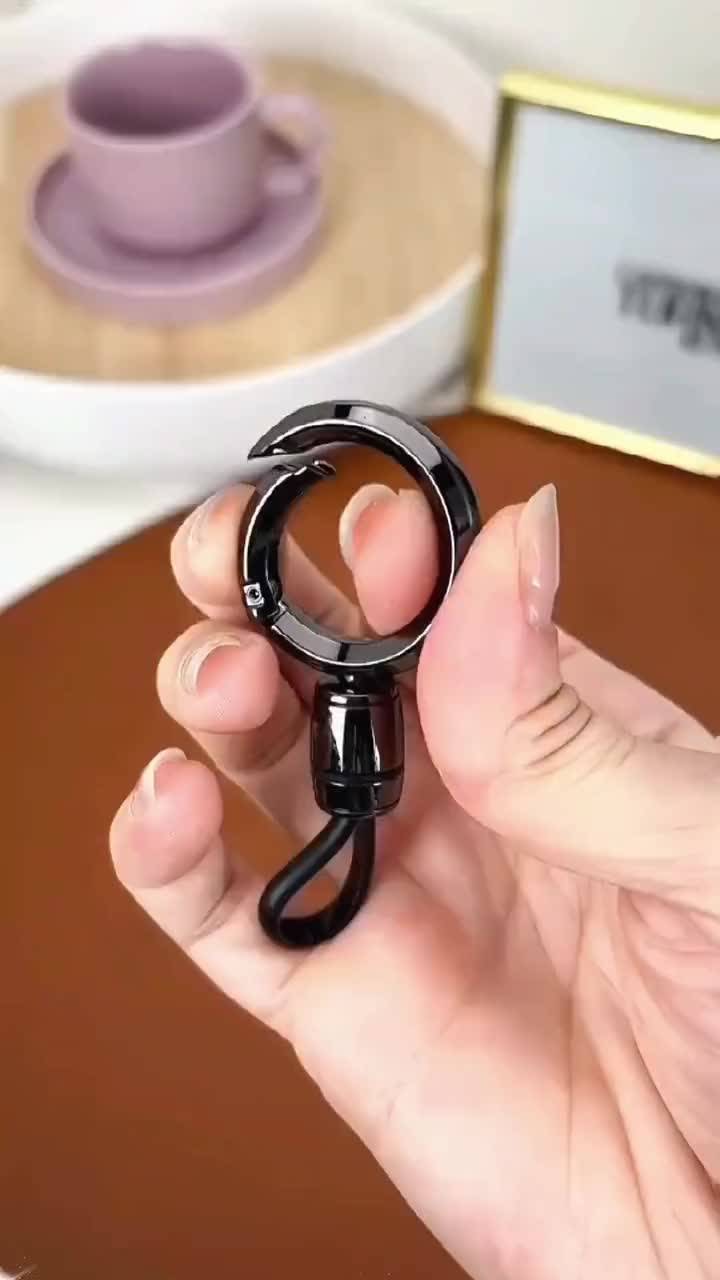 锌合金材质的汽车钥匙扣,卡扣式设计,牢固耐用,质感很好