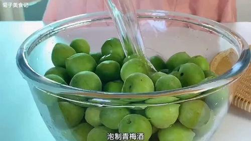 美食 自制青梅酒,口感独特,来自家乡的味道。