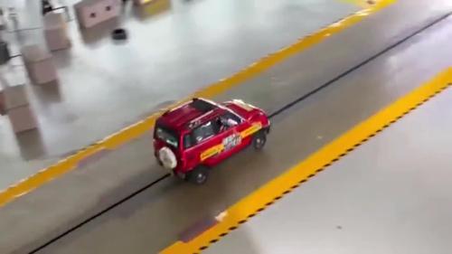 测试五菱宏光与老头乐高速下对撞,现场惨不忍睹,司机开车要注意安全