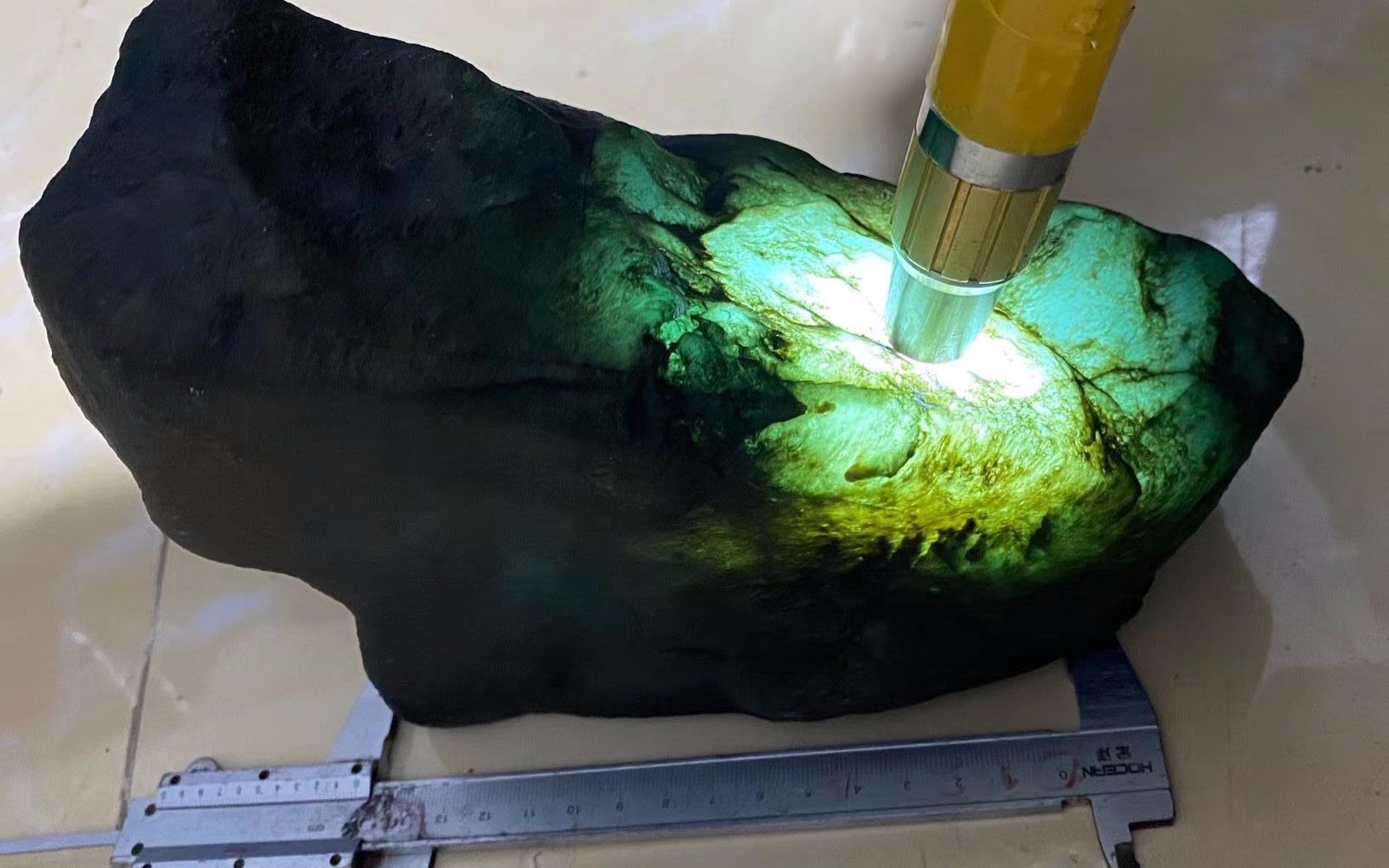 连翡翠王马崇仁都看走眼的翡翠原石,价值过亿让人眼红!