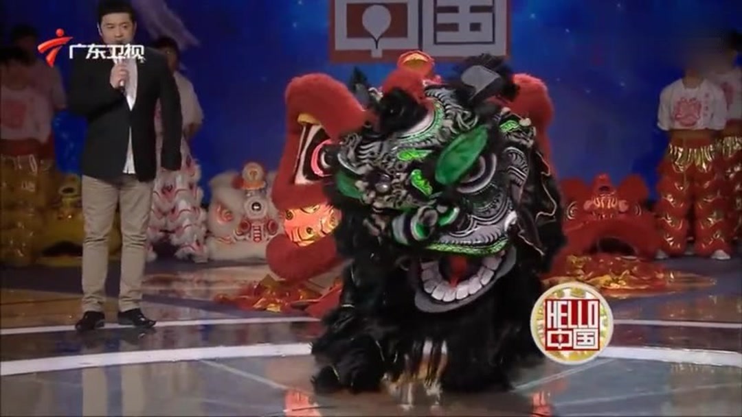 舞狮队现场表演,究竟是哪种神态呢?外国友人答案出乎意料的统一