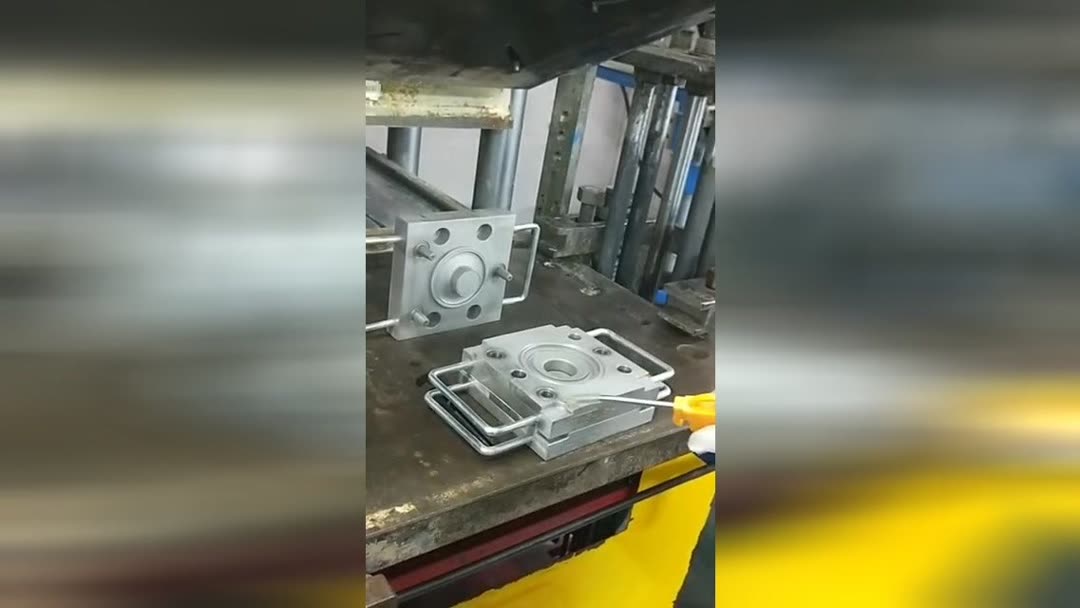   医用扩张器切口硅胶保护套成型过程