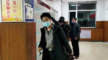 领上矿灯,上班的矿工兄弟