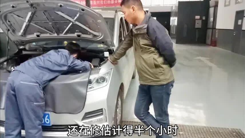 农村夫妻五菱宏光,才买8天发动机故障灯就报警,4S店要求换零件