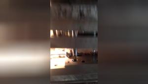 连续模工作全过程,包括送料、冲孔、折弯、落料全过程!