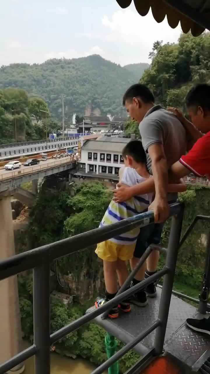 给勇敢的小朋友点个赞吧