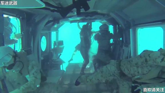 模拟直升机坠海,军队的专业水中逃生训练,战时绝对能救命的技能