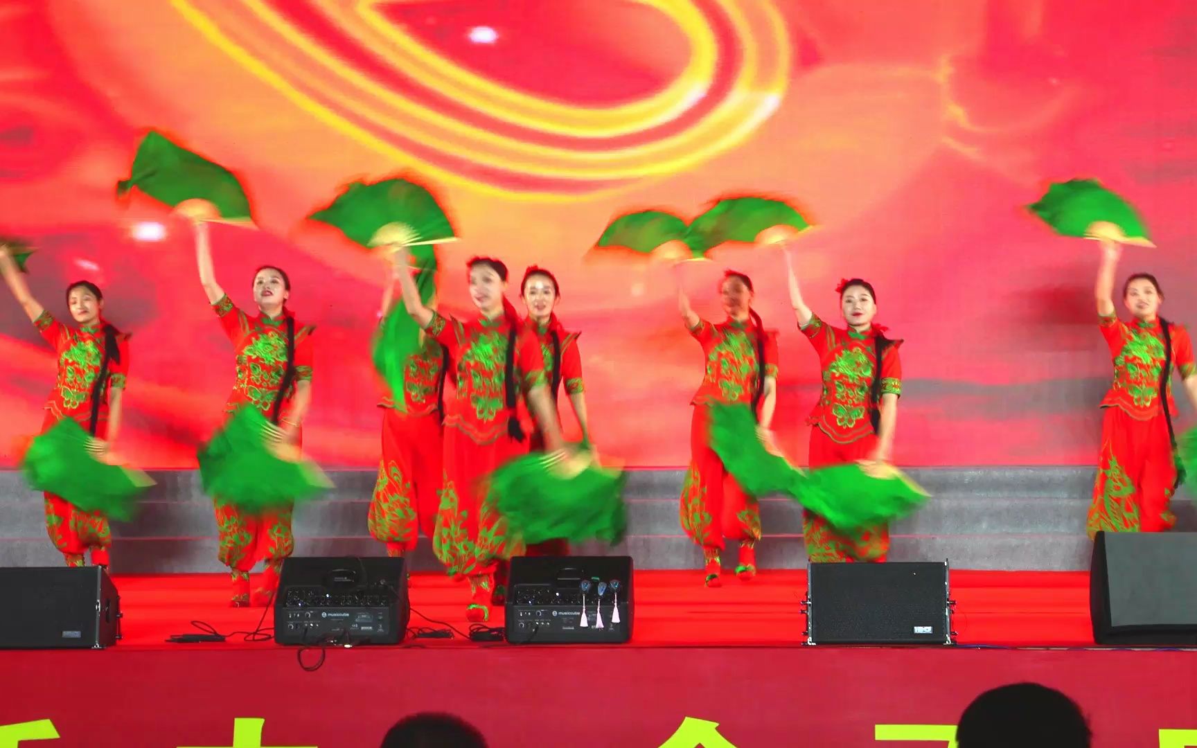 安塞腰鼓张海学视频,后生女子们腰鼓打的虎生生,秧歌也扭得能圪盈盈