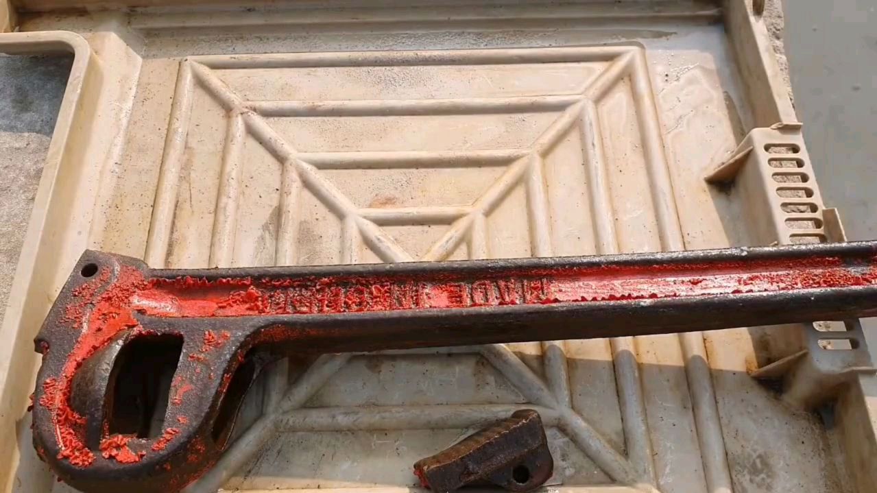 一把锈迹斑斑的管子钳,老师傅打磨翻新后,成品没让我失望!